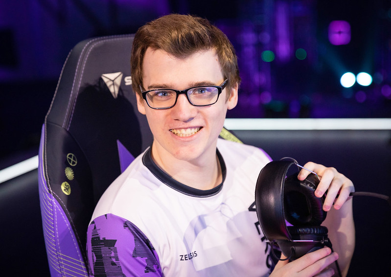 Riot Games sanciona Zellsis por comentários inapropriados