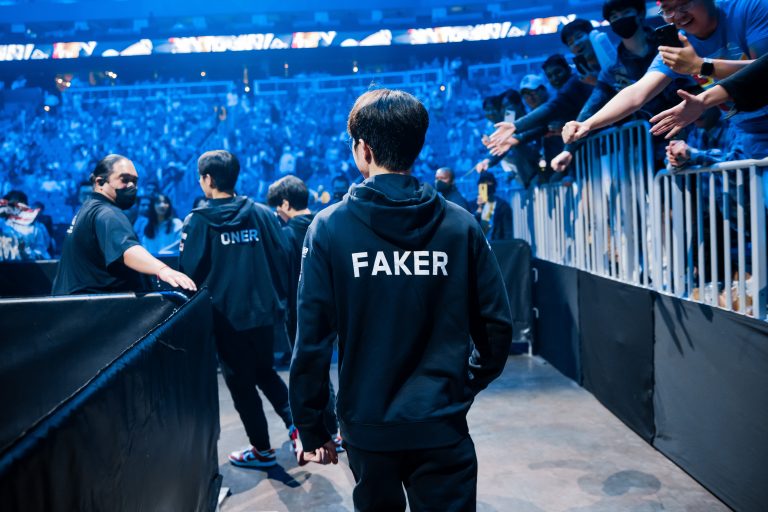Faker perde a cabeça após derrota e faz o impensável