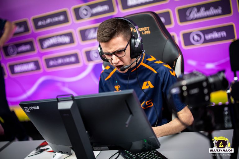 Apeks renova com destaque do Major de Paris