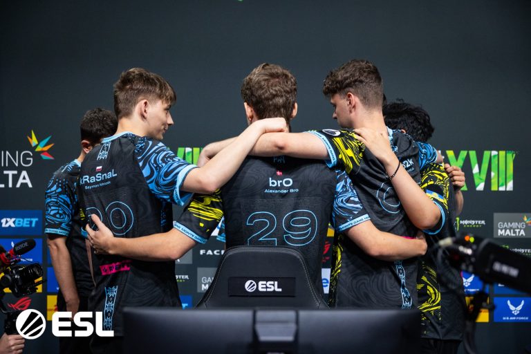NAVI domina e Monte surpreende Vitality nos playoffs da ESL Pro League XVIII