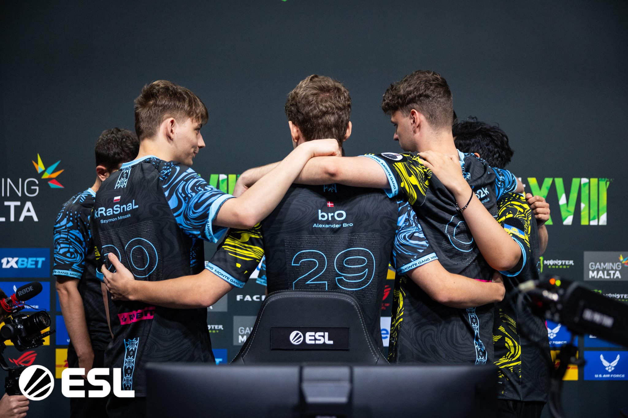 NAVI domina e Monte surpreende Vitality nos playoffs da ESL Pro League XVIII