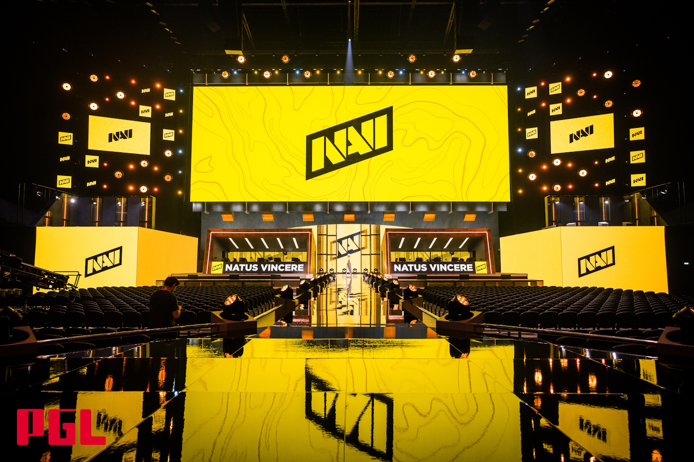 NAVI reestrutura academia com estrela apontada por s1mple