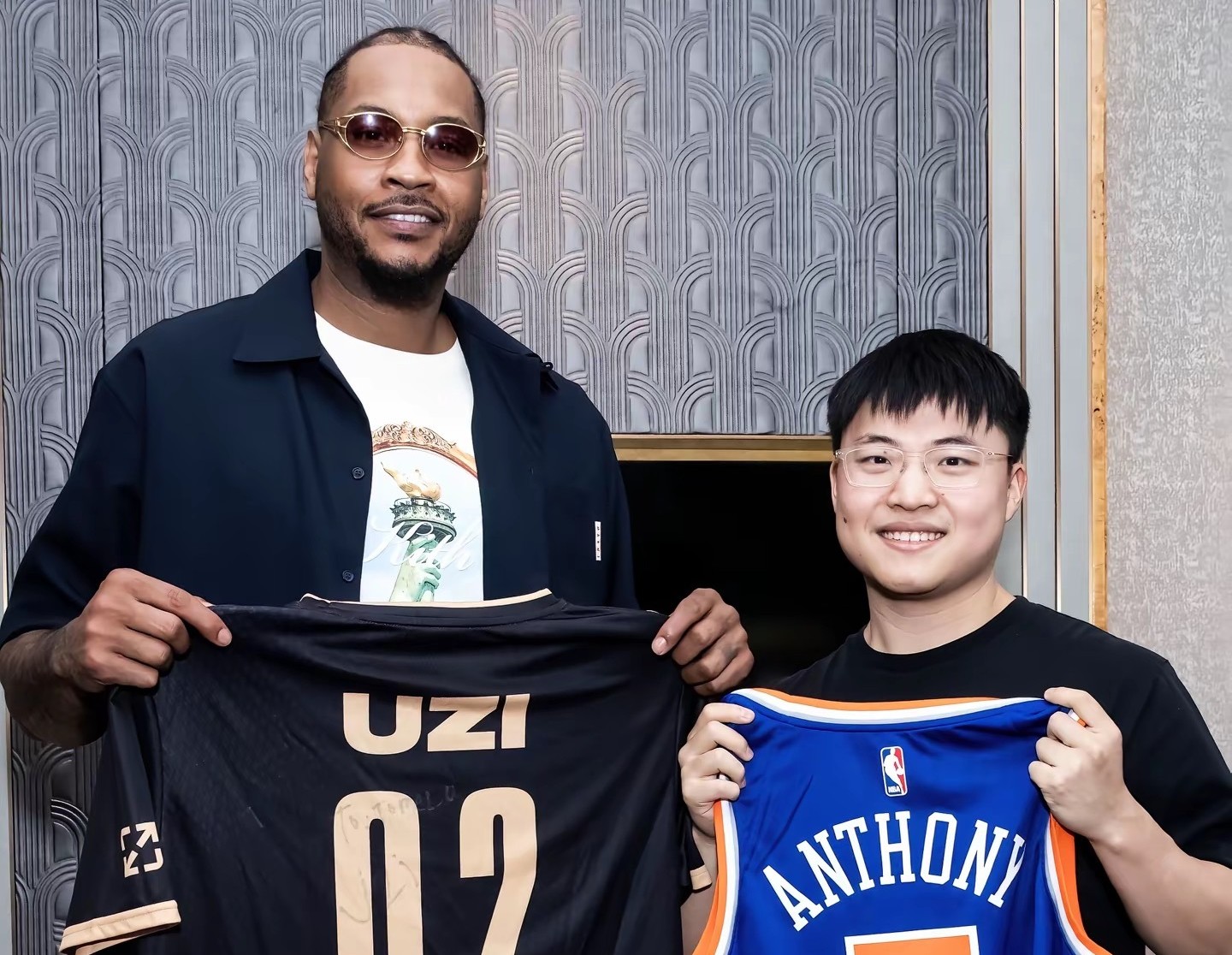 Carmelo Anthony e Uzi trocam autógrafos e camisolas na China