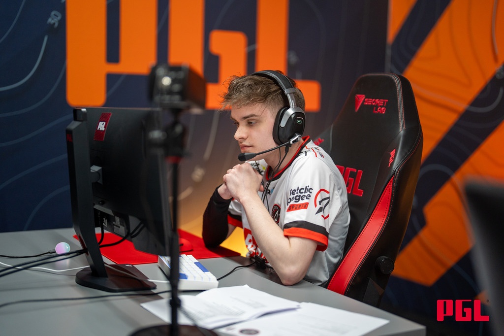 FaZe abdica de EliGE com aquisição de jcobbb