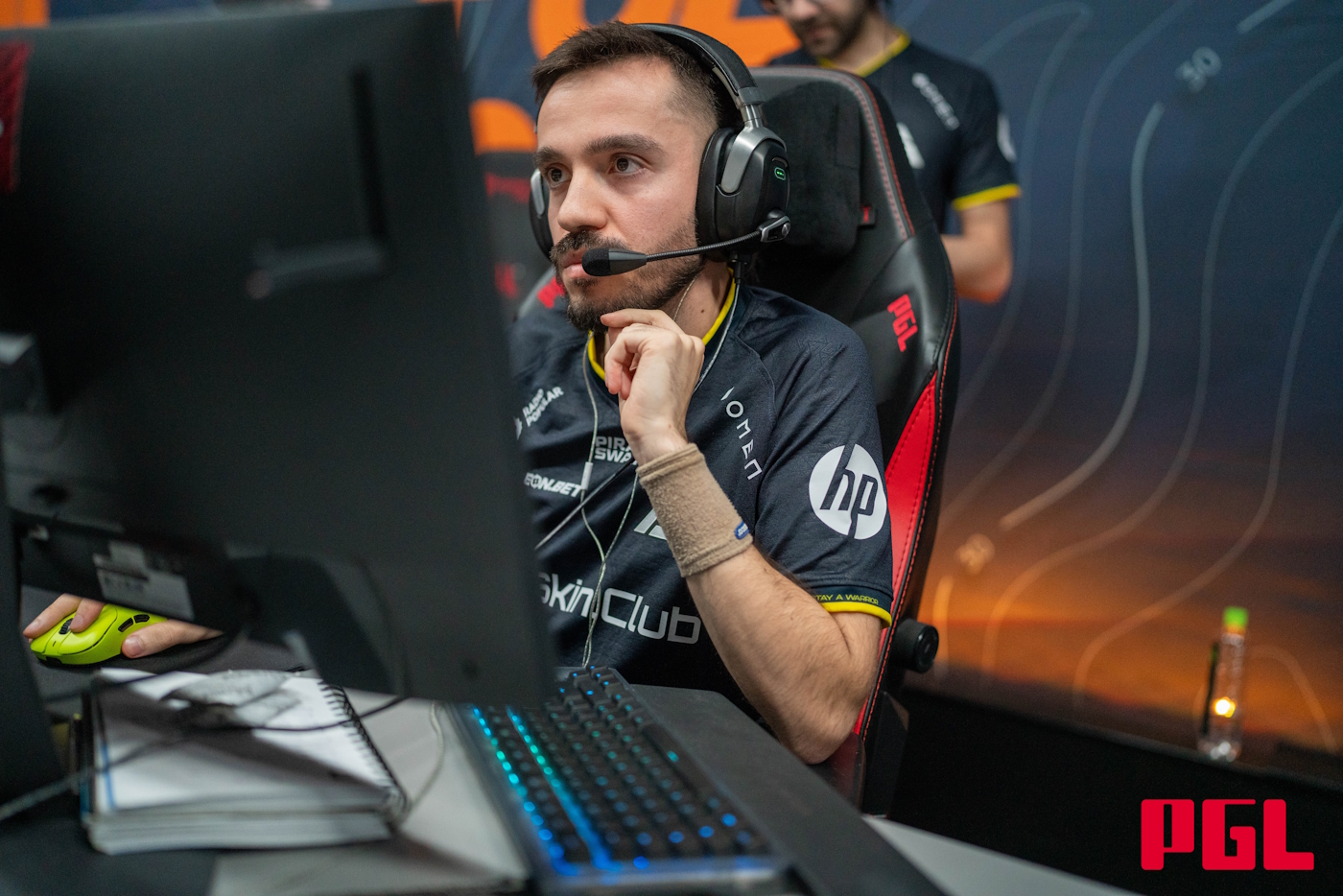 MUTiRiS: "Não quero saber quem é adjunto ou treinador, respeito ambos"